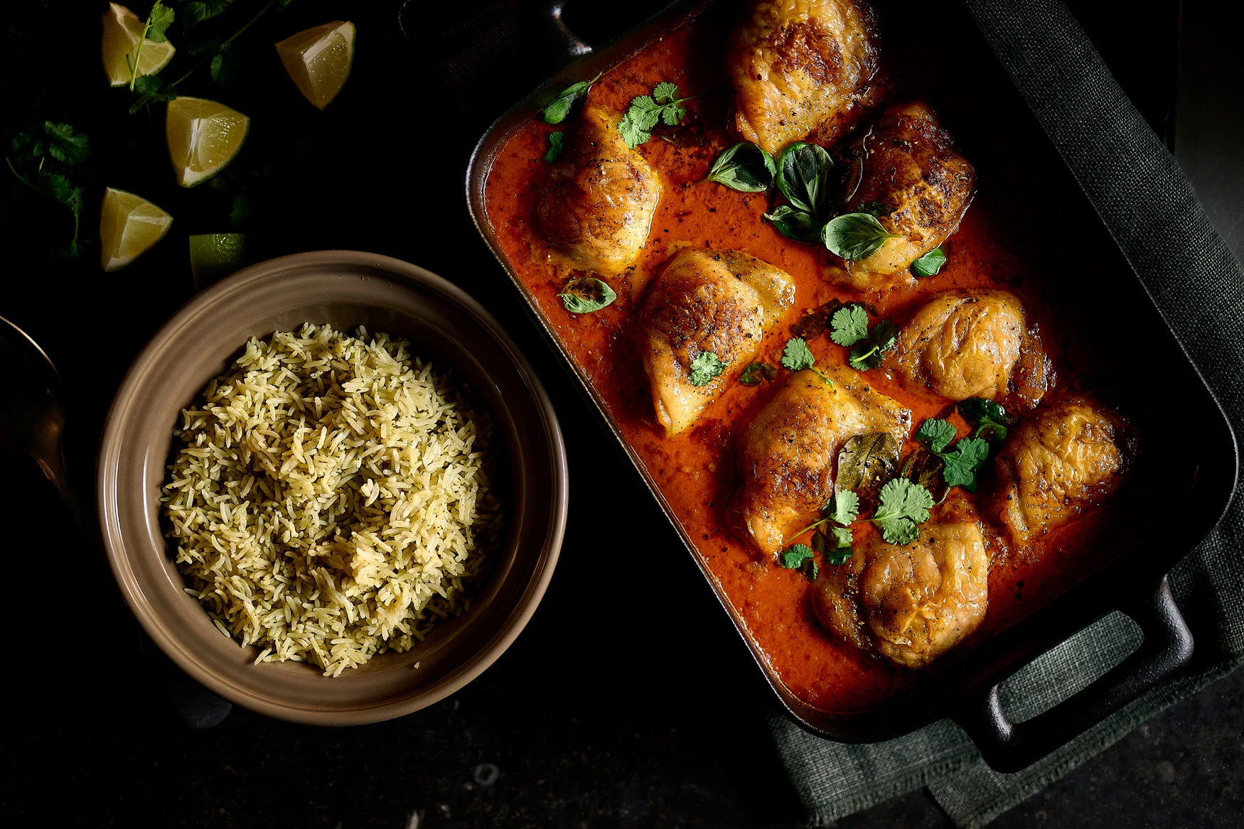 Poulet rôti au curry rouge avec du riz basmati au citron vert et à la ...
